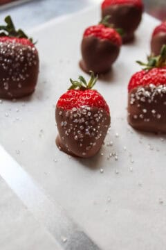 How to Make Easy Chocolate Dipped Strawberries - Nomaste Hungry